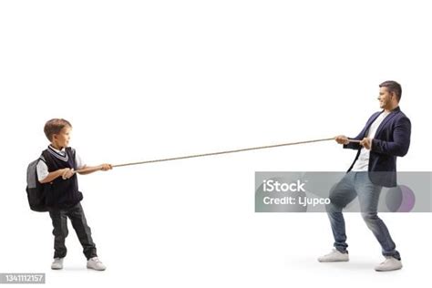 밧줄을 당기는 어린 남학생과 젊은 남자의 전체 길이 프로필 샷 잡아 당기기에 대한 스톡 사진 및 기타 이미지 잡아 당기기 교사 교육 관련 직업 남성 Istock