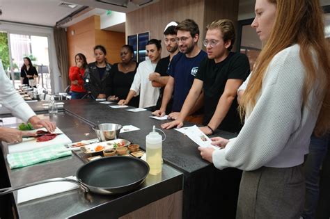 불고기 저미는 과정을 지켜보는 프랑스인들