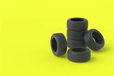 노란색 배경에 자동차 고무 타이어의 힙 자동차 부품 교통 안전 자동차 서비스 타이어 의 구입 판매 공간을 복사합니다 3d 렌더