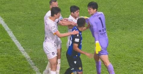 물 든 물병 투척한 인천 관중들 급소 맞은 기성용 쓰러졌다