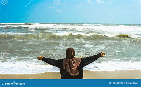 Het Uitzicht Van Achter Een Maleis Meisje Met Hijab Deed Haar Armen