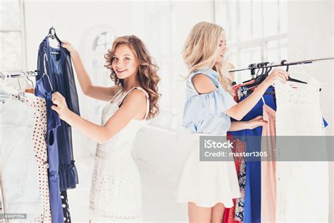 두 젊은 예쁜 여자 드레스 보고 고가 게에서 선택 하는 동안 그것에 시도 20 29세에 대한 스톡 사진 및 기타 이미지 20 29세 2명 30 39세 Istock