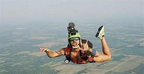 Pria Bugil Terjunpayung 60 Kali Dalam 24 Jam