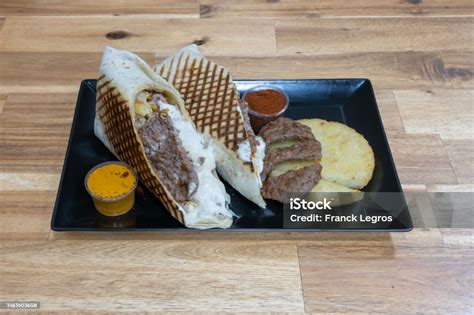 파리 프랑스 12 07 2022 멕시코 요리 정물 고기 계란 후라이 감자 팬케이크 화이트 소스 및 매운 소스를 곁들인 타코