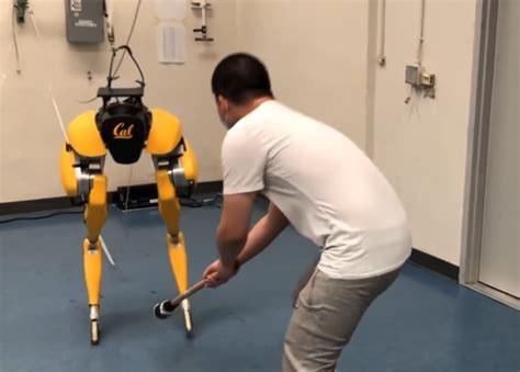 Le Robot Cassie Dagility Robotics Apprend à Marcher Pour La Toute Première Fois