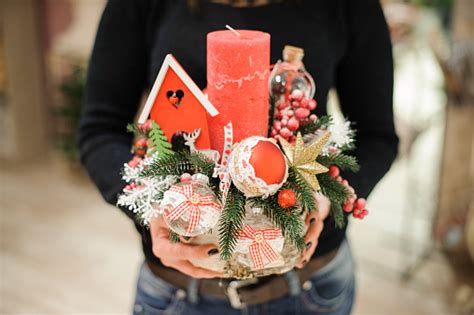 여 자가 들고 크리스마스 구성 만든 전나무 화려한 유리 공 및 장난감 집 촛불 스타와 열매 가린 얼굴에 대한 스톡 사진 및 기타 이미지 Istock