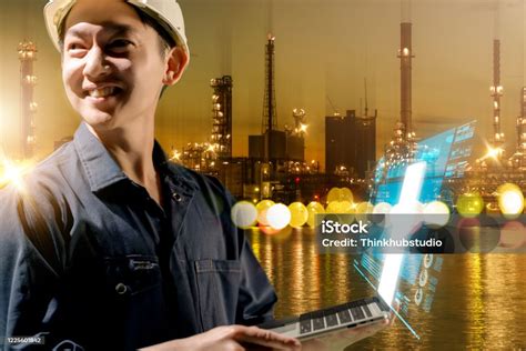 기술 엔지니어 작업 스마트 팩토리 기계 Iot 인터넷 디지털 기술 미래 스마트 산업 제조 디지털 프로세스 Ai 관리 기술 앱 시스템 자동화 로봇 제어 가상현실에 대한 스톡