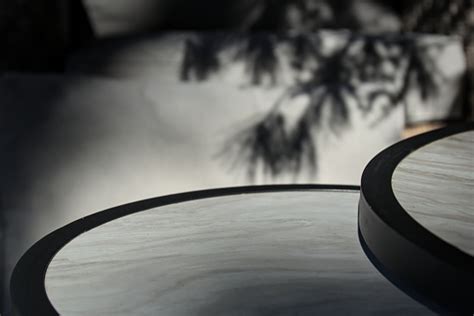 검은색 테두리와 소나무 잎 가지 그림자가 있는 중첩된 대리석 테이블 3차원 형태에 대한 스톡 사진 및 기타 이미지 Istock