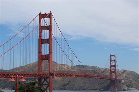 무료 이미지 골든 게이트 브릿지 샌프란시스코 현수교 황금의 돛대 경계표 문 캘리포니아 구름 케이블 머물 다리 트러스 교 수송기 다리 비 건축물