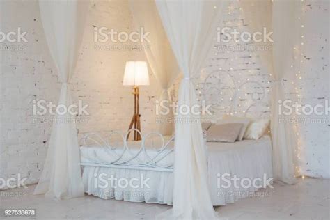 부드러운 빛 컬러로 침실입니다 큰 편안 하 게 우아한 더블 침대 화이트 벽돌 다락방 인테리어에 0명에 대한 스톡 사진 및 기타 이미지 Istock