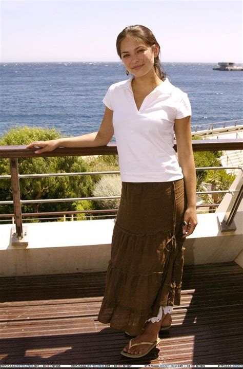 Short Celebrities Kristin Kreuk Height 5ft 3in 160 Cm
