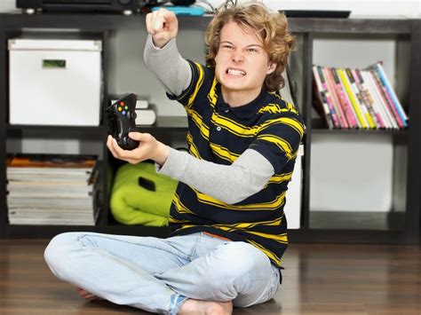 تاثیر بازی های کامپیوتری بر خشونت کودکان و نوجوانان