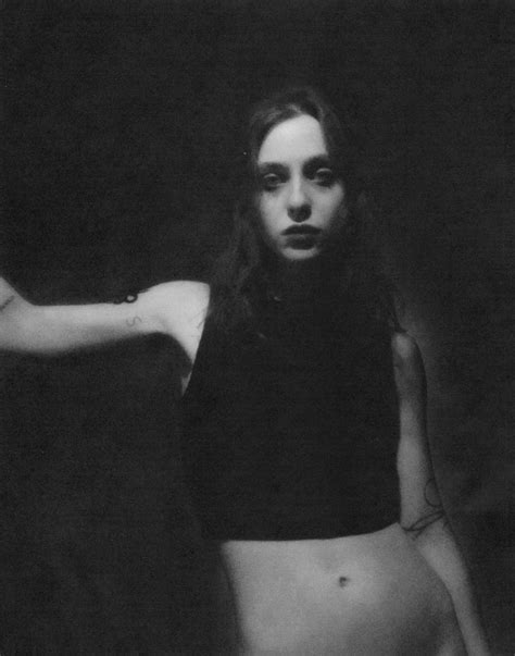 𝚒𝚐 𝑠𝑎𝑡𝑜𝑛𝑦𝑦𝑦 In 2024 Grunge Photography Photography Poses Creative