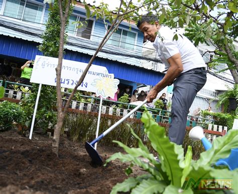 ผู้ว่าฯสัญจรร่วมเพิ่มพื้นที่สีเขียวนโยบาย ต้นไม้ล้านต้นบางคอแหลมปลูกเกินเป้า