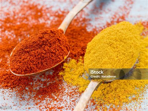파프리카 파우더 및 심 황 카레 분말 향신료의 두 더 삽 나무 밝은 빛 파란색 테이블에 흩어져 가루로 빻은에 대한 스톡 사진 및 기타 이미지 Istock