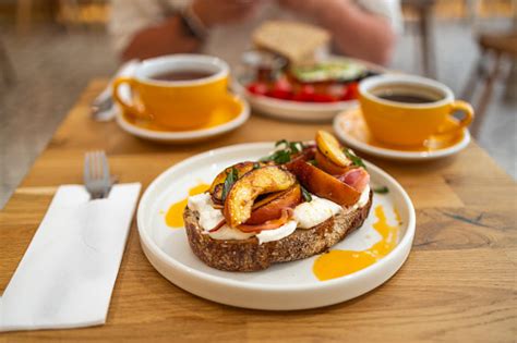 아침 샌드위치 빵 토스트 구운 복숭아와 치즈를 곁들인 브루스케타 건강한 전채 또는 스낵 음식 조리법 배경입니다 클로즈업 0명에 대한 스톡 사진 및 기타 이미지 Istock