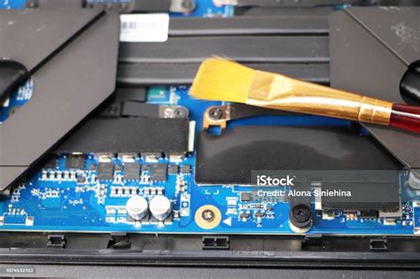 괴짜 노트북 쿨러 청소 오염 된 컴퓨터 냉각 시스템입니다 기술 지원 개념 0명에 대한 스톡 사진 및 기타 이미지 0명 Cpu 깨짐 Istock