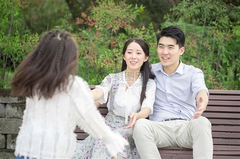 父母公园拥抱孩子高清图片下载 正版图片501061388 摄图网