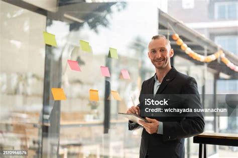 결단력을 가진 젊은 사업가 현대 사무실 환경에서 스티커 메모와 태블릿을 사용한 전략 계획 개발에 대한 스톡 사진 및 기타 이미지 개발 결심 경영자 Istock