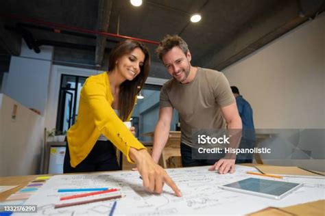 마케팅 전략을 설계하는 크리에이티브 오피스에서 함께 일하는 비즈니스 팀 동업자에 대한 스톡 사진 및 기타 이미지 동업자 재회 사회적 모임 마케팅 Istock