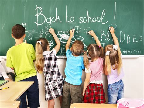 孩子们在学校的黑板上写字高清图片下载 正版图片502603052 摄图网 孩子们在学校的黑板上写字高清图片下载 正版图片502603052 摄图网