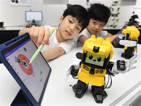스팀교육협회 ‘2022 에듀 플러스 위크서 Ai 코딩용 휴머노이드 로봇 공개 로봇신문사