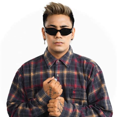 မြန်မာသံစဉ်တေးသီချင်းများကို မြတ်နိုးတဲ့ပရိတ်သတ်တွေအတွက် တနေရာထဲမှာ သီခ