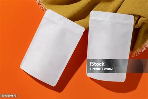차 커피 향신료 스낵을위한 흰색 판지 포장 주황색 배경에 브랜딩 및 포장 모형 가방에 대한 스톡 사진 및 기타 이미지 Istock