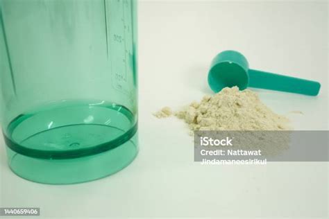 사진은 분리 된 흰색 배경에 음료를 위해 단백질 쉐이크를 혼합하는 데 사용되는 세트를 보여줍니다 0명에 대한 스톡 사진 및 기타