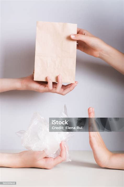 손은 친환경 종이 봉지를 선택하고 비닐 봉지 수직보기를 거부합니다 0에 대한 스톡 사진 및 기타 이미지 0 가방 갈색 Istock