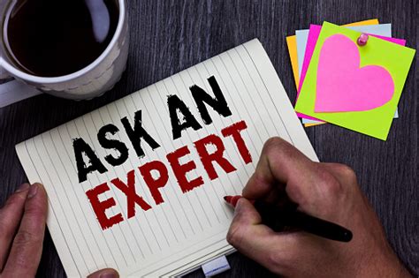 전문가 게 보여주는 작성 하는 개념적 손 비즈니스 사진 텍스트 등 신뢰할 수 있는 에이스 거장 호기심 권위 괴짜 남자 지주 표식