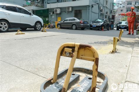 为占车位 杭州一小区居民私装30多把地锁 搜狐大视野 搜狐新闻
