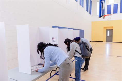 알아볼 수 없는 사람들은 개인적으로 투표용지를 작성하여 투표합니다 기표소에 대한 스톡 사진 및 기타 이미지 기표소 미국 사람들 Istock