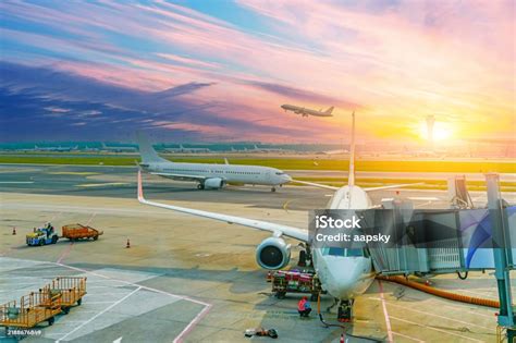 비행 등반 비행기 제트기 택시 구름 하늘 일몰 새벽에 출발 통로 준비 국제 공항의 비행 관리 항공 관제탑 및 여객 터미널 건축에 대한 스톡 사진 및 기타 이미지 Istock