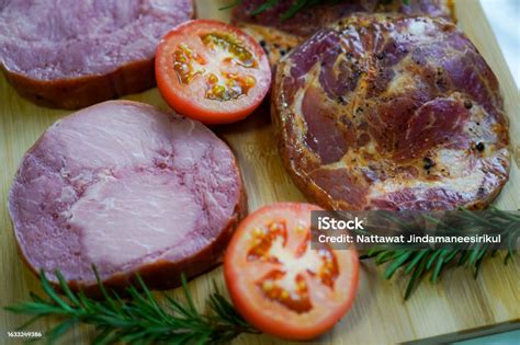 베이컨 스테이크와 후추 돼지고기 스테이크를 굽고 굽기 위해 둥근 모양으로 자른 사진 0명에 대한 스톡 사진 및 기타 이미지 0명 Steakhouse 건강한 생활방식
