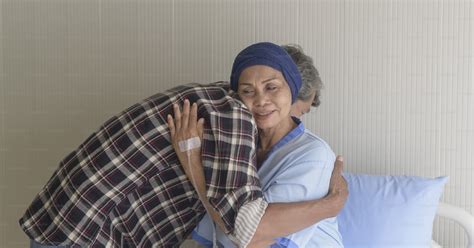 병원 건강 관리 및 의료 개념에서 머리 스카프를 착용 한 암 환자 여성을 방문하는 노인 남성 사진 Unsplash의 공생 이미지