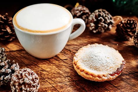 카푸치노 커피는 소나무 콘으로 둘러싸인 민스 파이와 어두운 소박한 나무 탁상에 크리스마스 장식 잘게 다진고기 파이에 대한 스톡 사진 및 기타 이미지 Istock