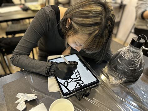 타투스터디부산점 프로크리에이트를 활용하여 도안제작 중인 수강생의 모습😊 시작부터 활동까지