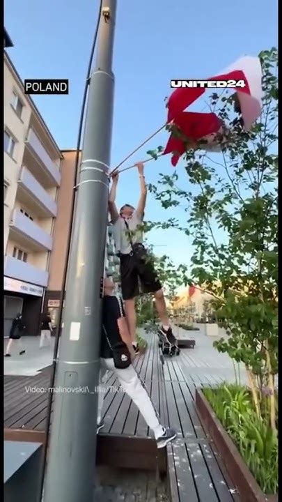 Українські підлітки помітили впалий польський прапор і тихо поклали його на місце Youtube