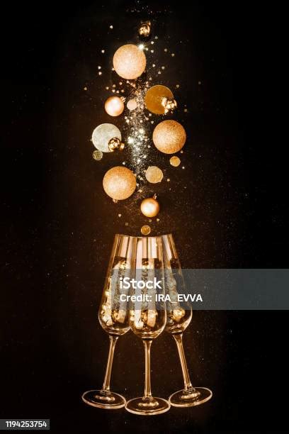 크리스마스 구성 반짝이와 검은 배경에 금 축제 장식에서 샴페인 와인 안경 파티와 축제의 개념 0명에 대한 스톡 사진 및 기타 이미지 Istock