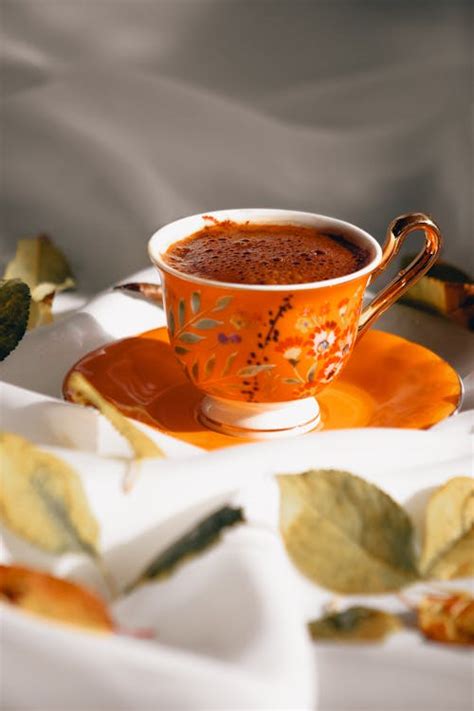 가을 고급 그릇 꽃무늬 꾸미다양조하다 나뭇잎 다채로운 단풍 도기 디자인 따뜻한 뜨거운 음료 마시는 것 매력적인 밝은 빈티지 수제 술을 마시다