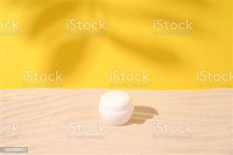 모래와 잎의 그림자 여름 열대 배경 노란색과 베이지 색 전면 보기입니다 복사 공간 0명에 대한 스톡 사진 및 기타 이미지 0명 강단 경관 Istock