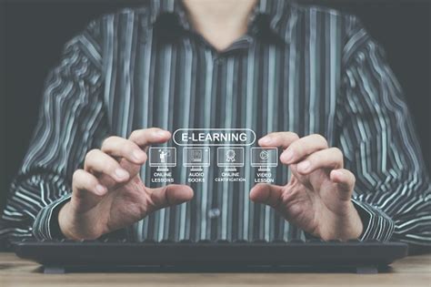 E러닝 및 교육 개념 스마트폰을 사용하는 여성의 손 아이콘 표시 기술 매체 또는 온라인을 통한 학습 시간과 장소에 대한 제약을