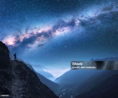 하 수 여자와 산 공간입니다 산의 정상 산 네팔에서 밤에 별이 빛나는 하늘에 서 있는 여자의 실루엣 별 하늘입니다 트레킹 밝은 하와 밤 풍경 밤 하루 시간대에 대한 스톡
