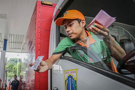 Foto Penggunaan Qr Code Buat Beli Solar Subsidi Mulai Diterapkan Ke