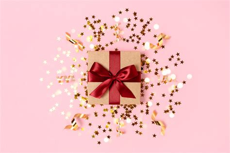 금색 별 색종이가 있는 분홍색 배경에 빨간 리본으로 묶인 선물 상자 리본에 대한 스톡 사진 및 기타 이미지 리본 색종이 조각 0명 Istock