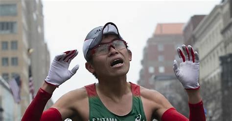 보스턴 마라톤 결승선 통과하는 일본인 우승자