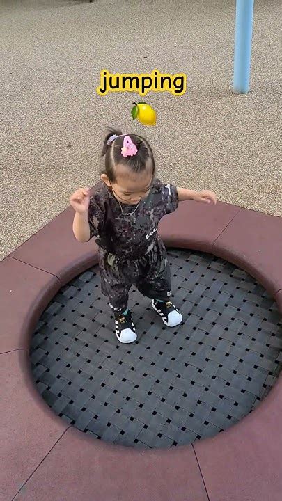 놀이터 트램폴린에서 흔들흔들 열심히 뛰어보는 리아🍋 조만간 집에 접이식 트램폴린자리 마련해볼게🤣아기 Shorts 놀이터 트램폴린 Youtube