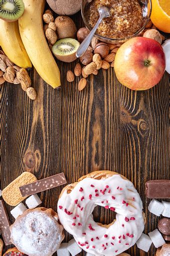 건강에 해로운과 건강식 과자 해로운 디저트에서 거부의 문제 과일과 견과류 대 도넛 컵 케이크와 사탕 개념에 대한 스톡 사진 및 기타 이미지 Istock