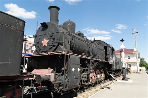 기차역 플랫폼 옆에 있는 오래 된 증기 기관차 레트로 기차 가을에 대한 스톡 사진 및 기타 이미지 가을 강철 검은색 Istock